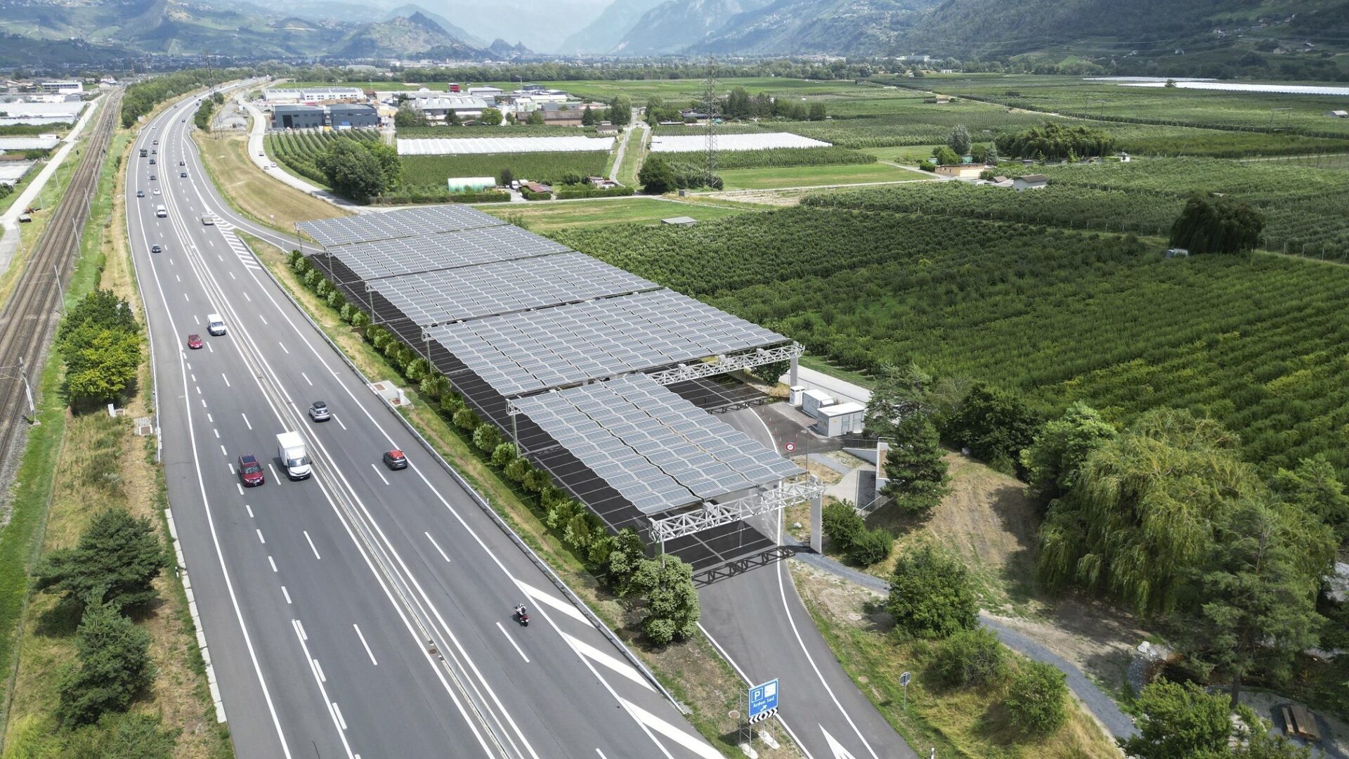 Suiza instala paneles solares plegables en 45 áreas de descanso